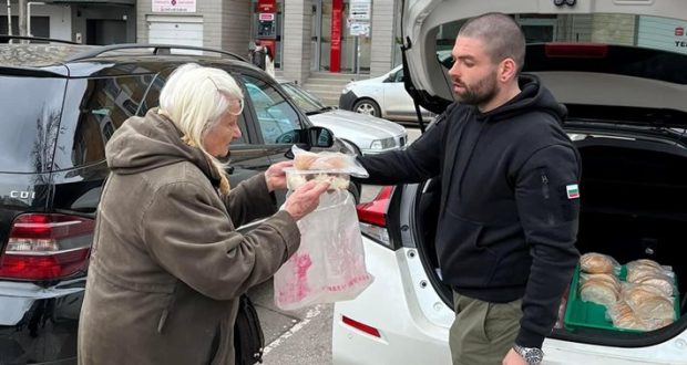 Синът на Нотариуса раздава храна на бездомни (СНИМКИ) - Gzona.eu